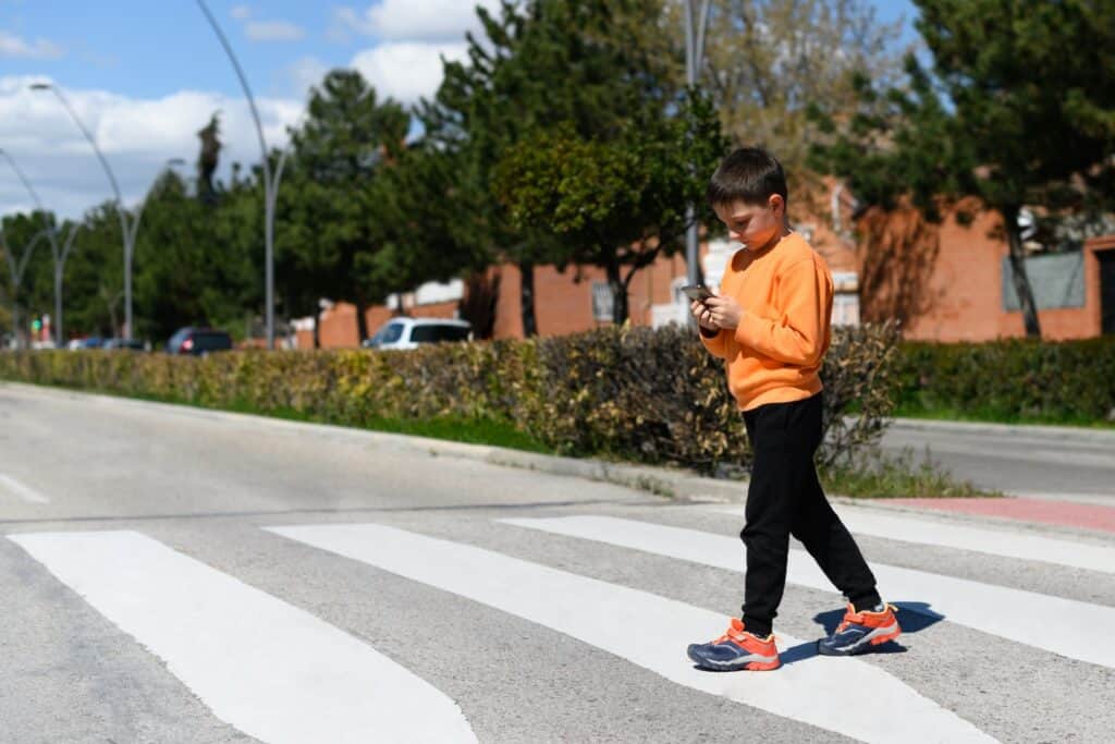 Attention smombies! Campaign launched as quarter of children crossing ...